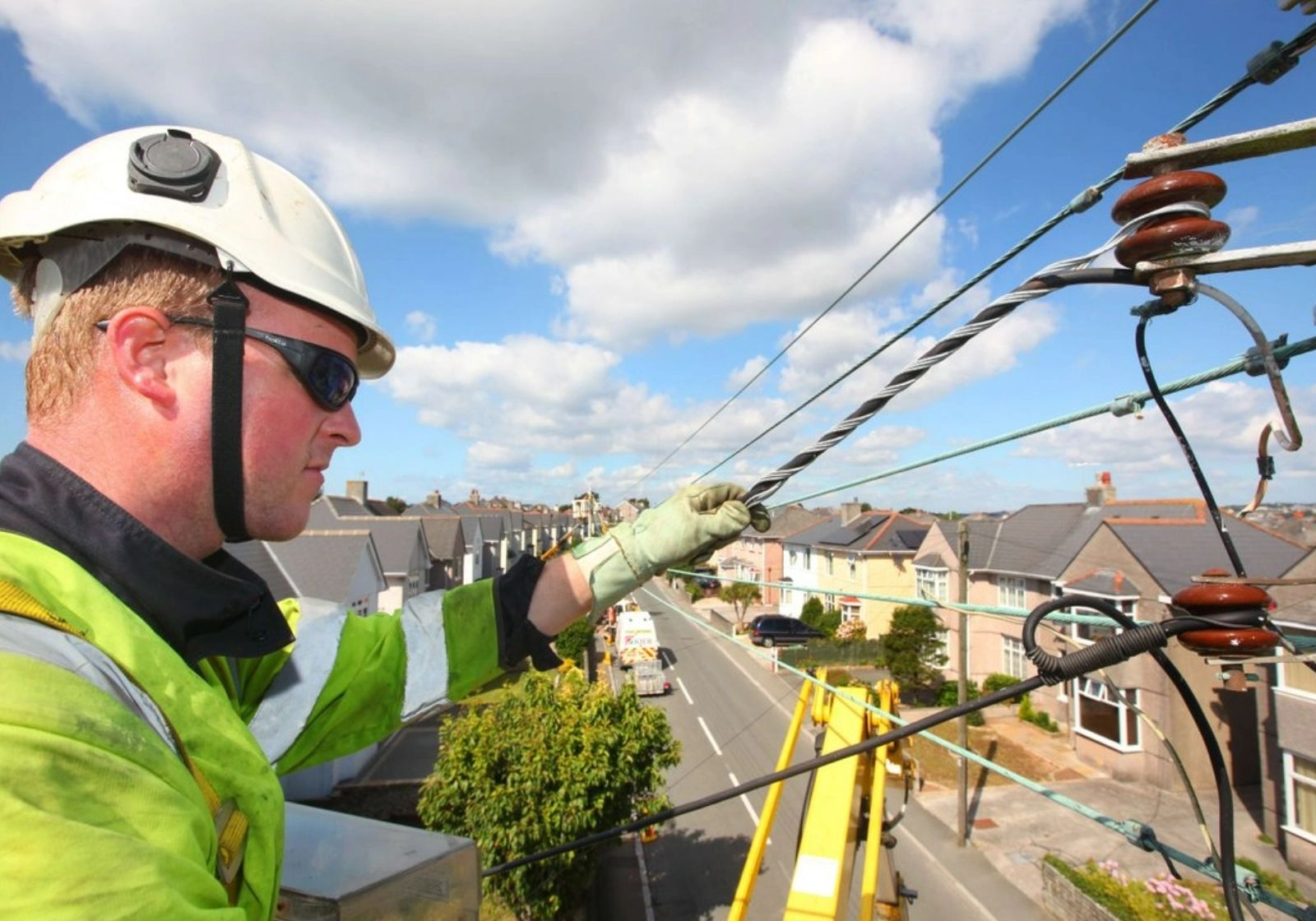 De-energising and re-energising an installation